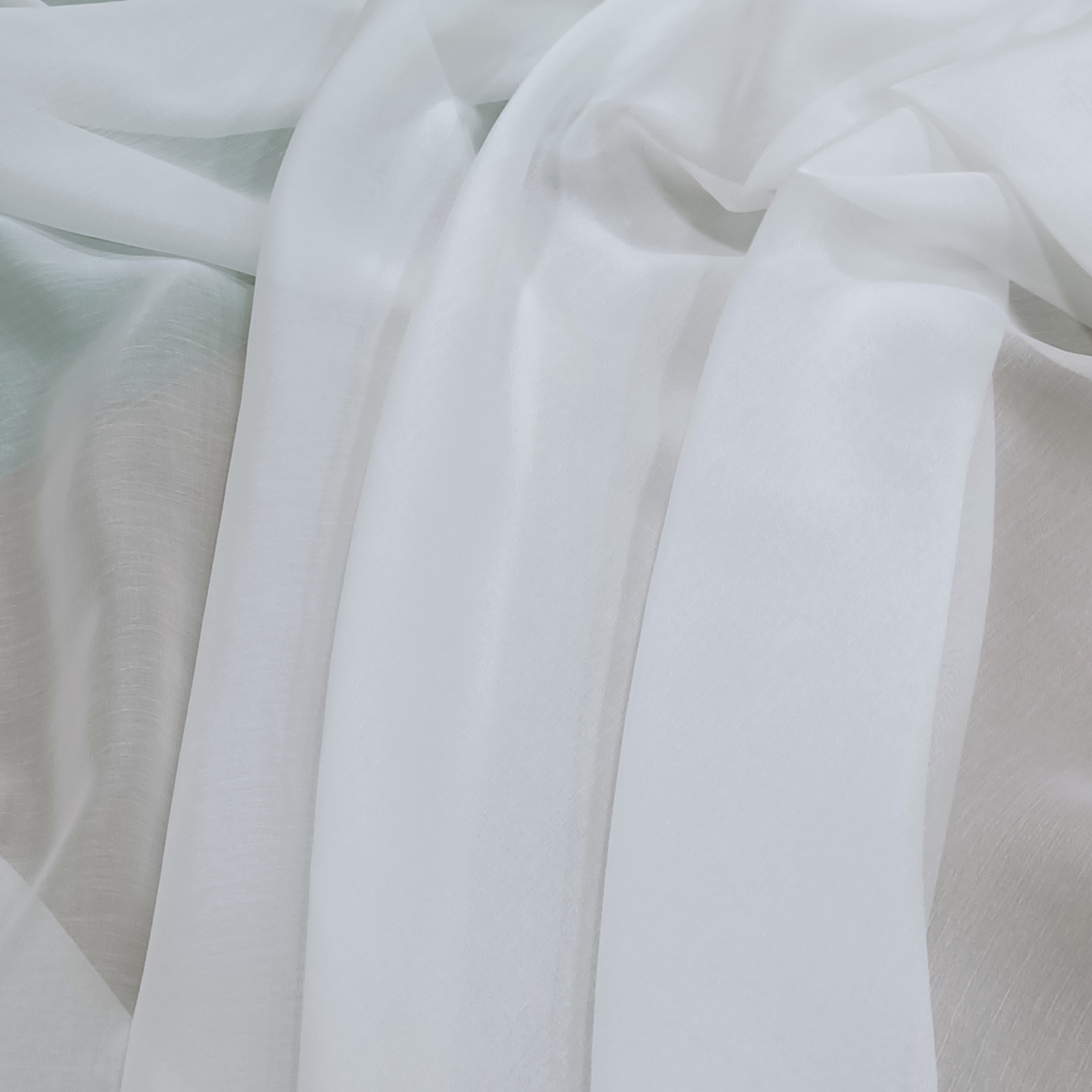 Tela gasa catiónica en color blanco16, gasa cierto brillo y marca de agua