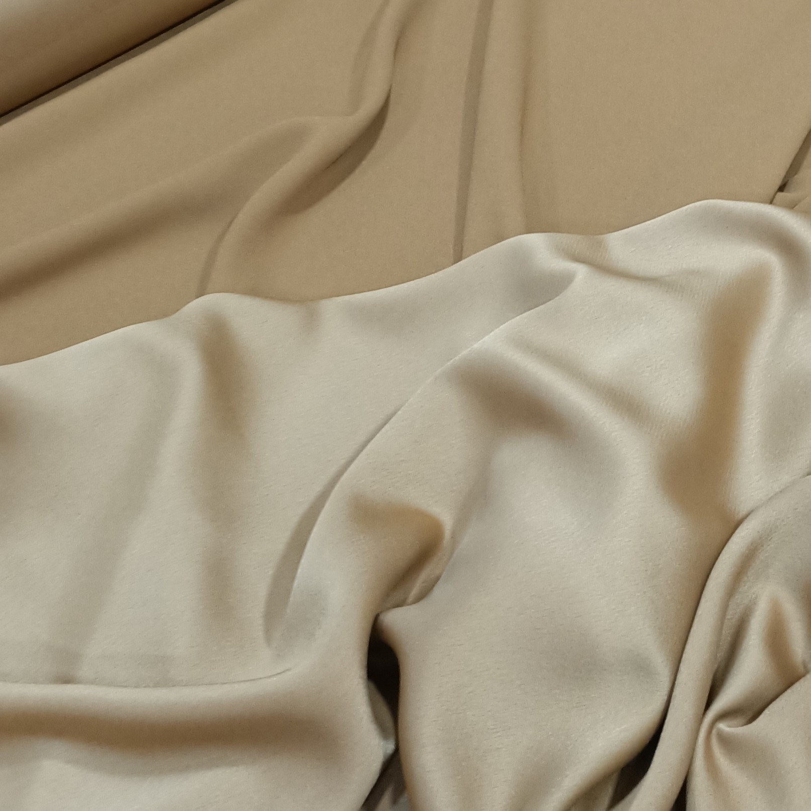 Tela crep-satén ANNA camel3, tejido para fiesta y moda.