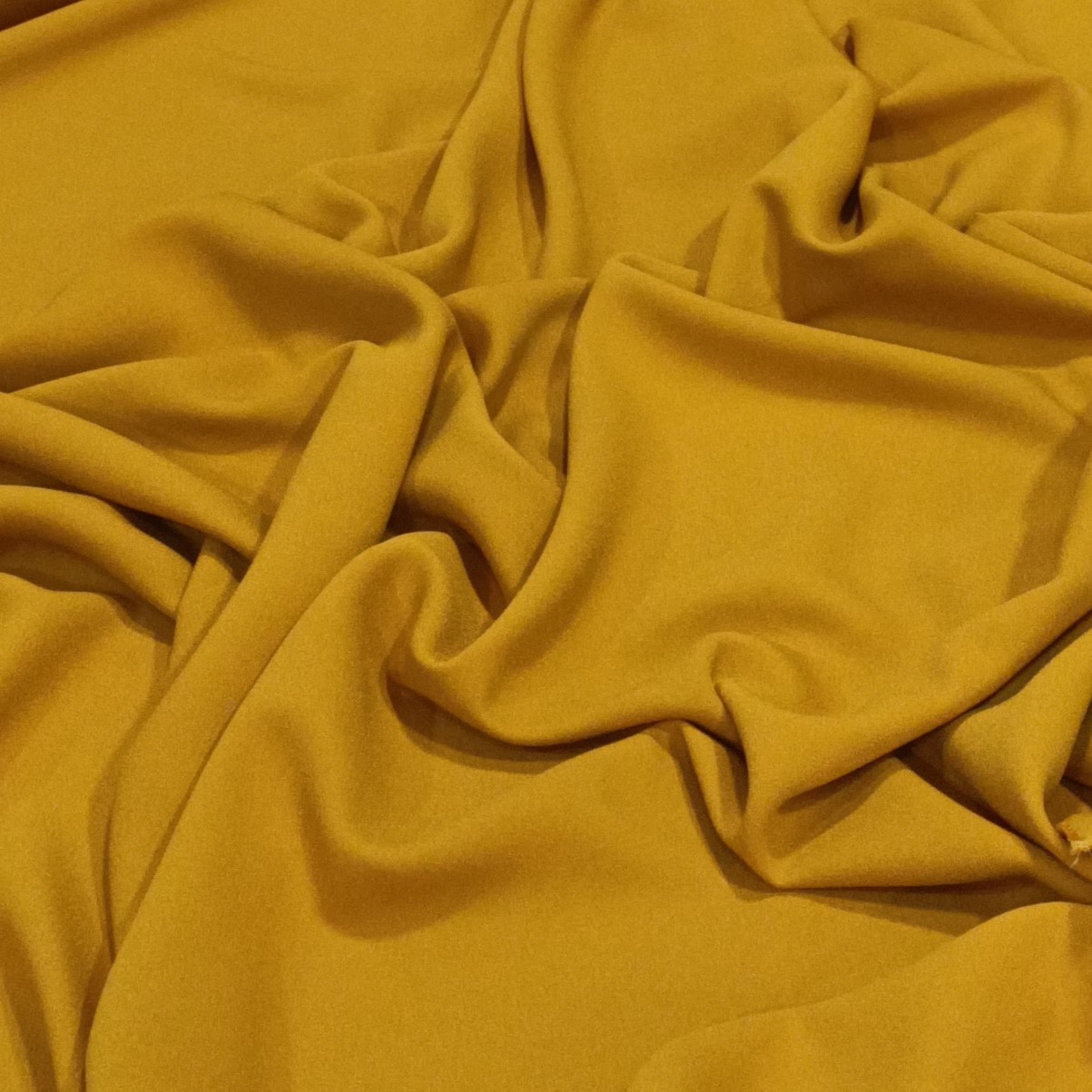 Tela crep-satén ANNA ocre20, tejido para fiesta y moda.