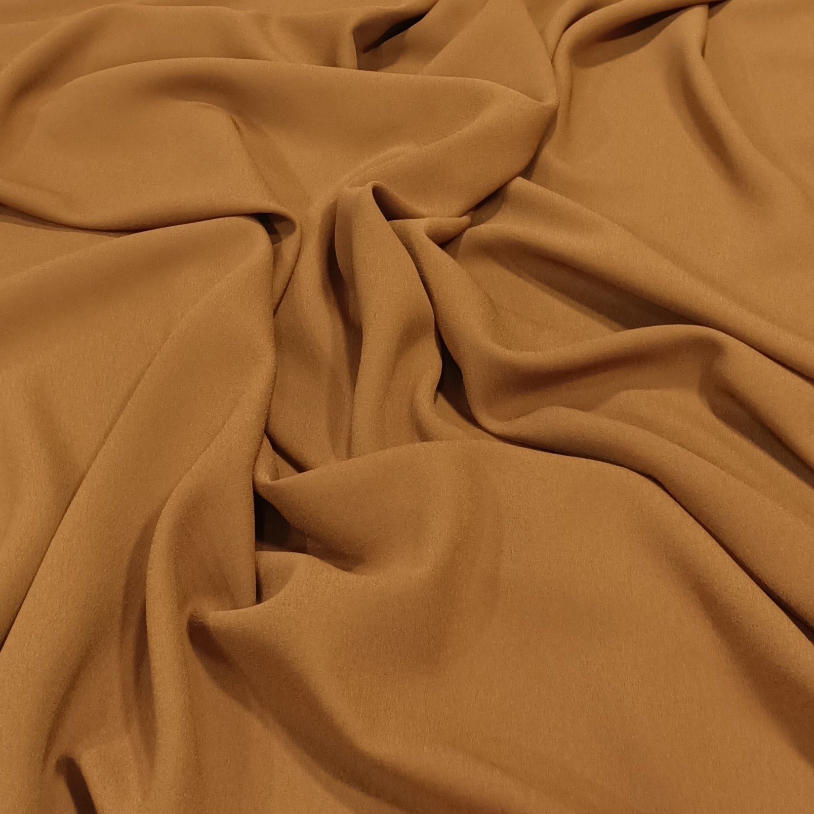 Tela crep-satén ANNA tierra25, tejido para fiesta y moda.