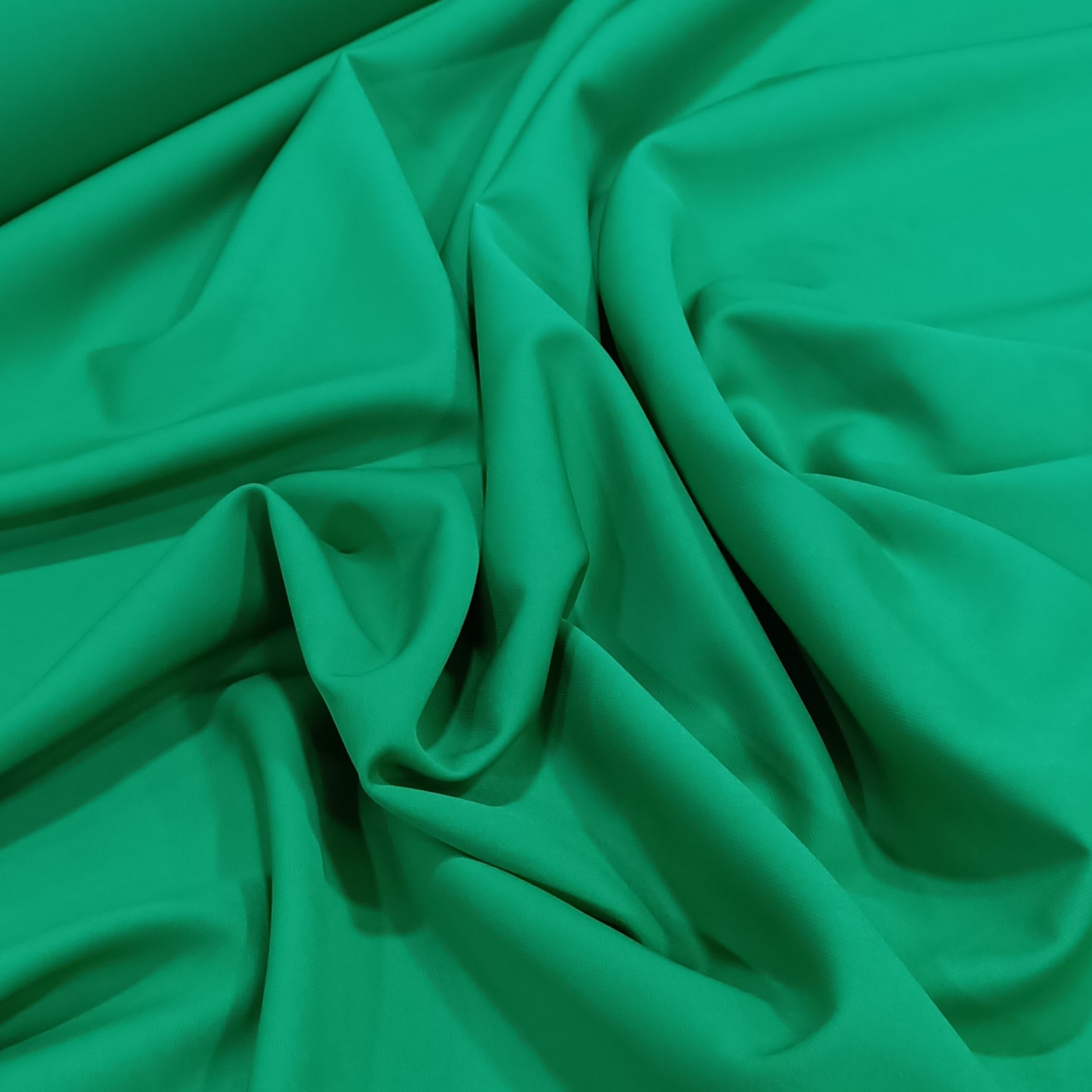 Tela bielástico color verde, tejido tecnopreno, especial para moda actual