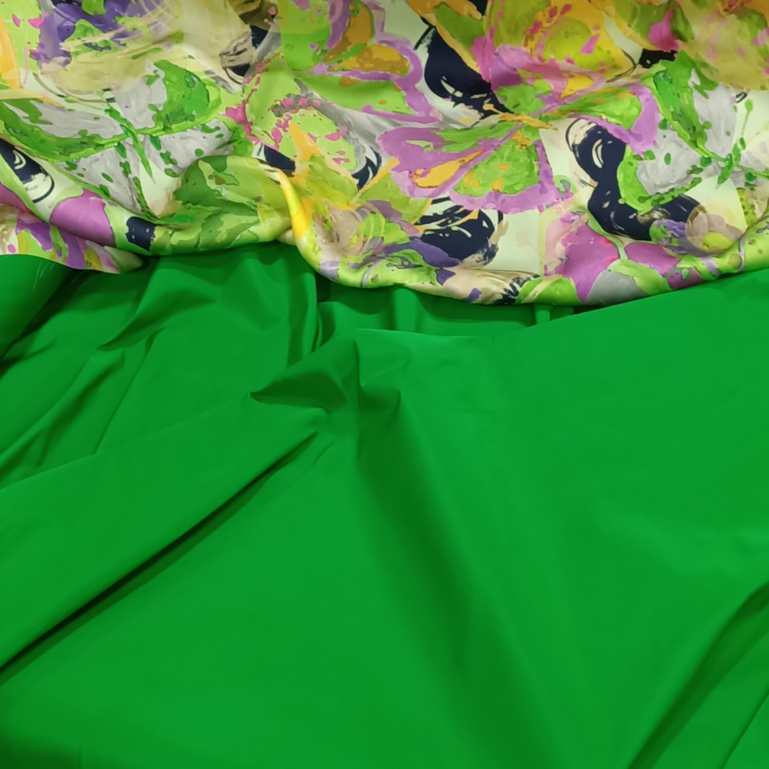 Tela tafetán UNO verde, tejido con volumen, altas costura.